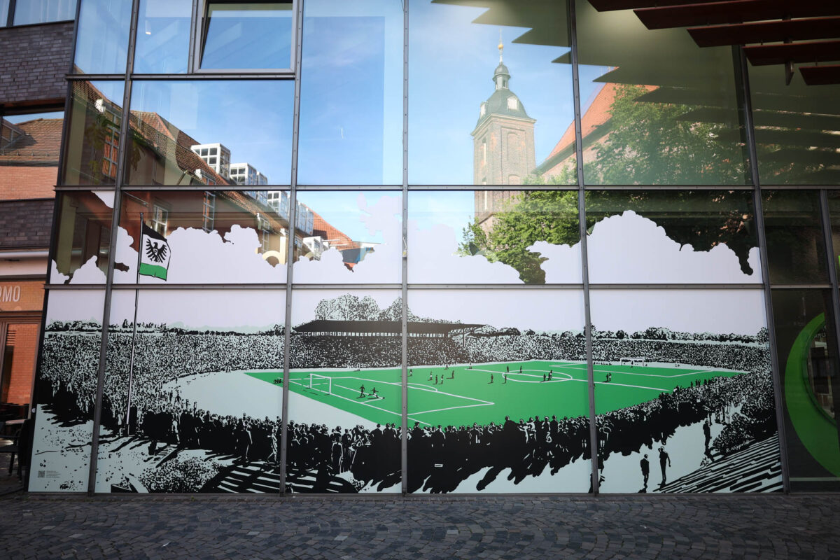 In Münsteraner Schaufenstern werden 100 Jahre Preußenstadion gefeiert ...